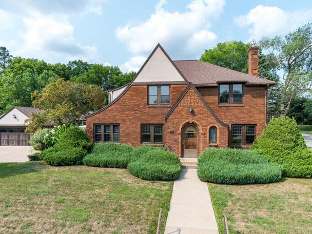 1529 Cass St, La Crosse, WI 54601