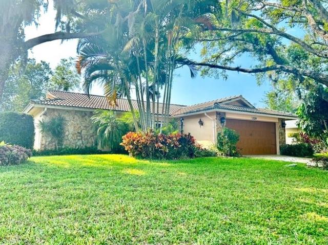 1529 E Dorchester Dr, Palm Harbor, FL 34684