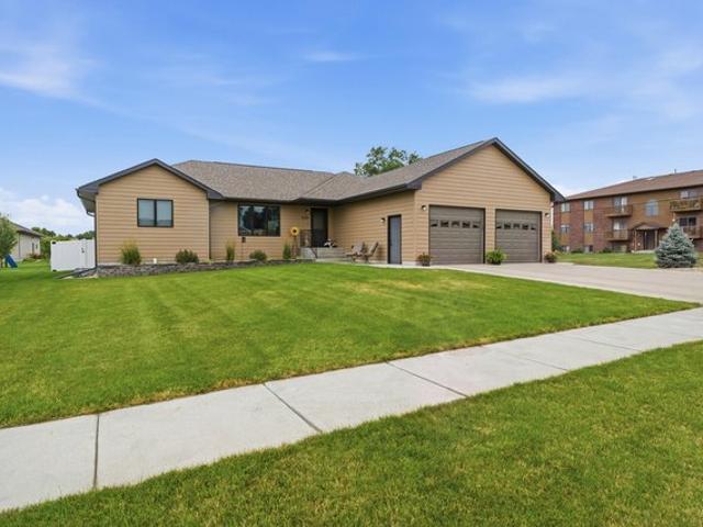 1529 Torrey Pines Ave, Mitchell, SD 57301