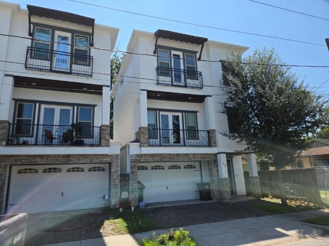 1520 Amundsen Street