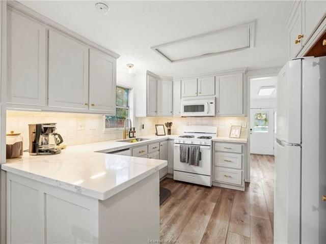 1520 Baker Ave, Bryan, TX 77803