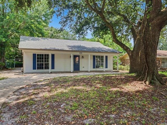 1520 S 10th St, Ocean Springs, MS 39564
