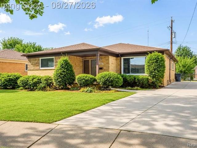 15210 Oakwood Dr, Oak Park, MI 48237