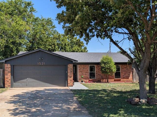 1521 Augusta Rd, Benbrook, TX 76126