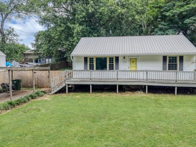 1521 Cherry Dr, Maryville, TN 37804