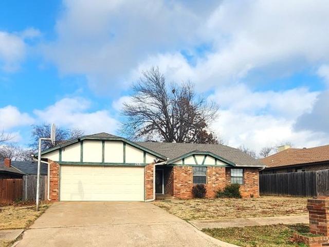 1521 E Main St, Moore, OK 73160