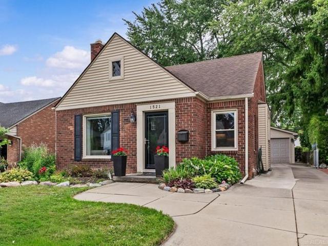 1521 Hampton Rd, Grosse Pointe Woods, MI 48236