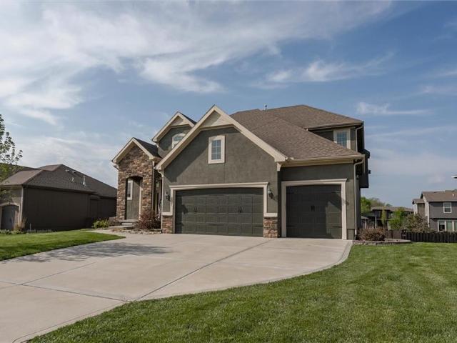 1521 SW Cross Creek Dr, Lee's Summit, MO 64082 | MLS #2613 | Compass