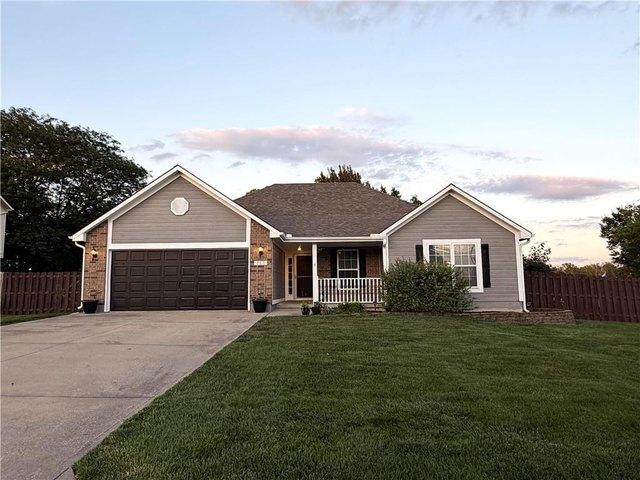 1521 SE Dalton Dr, Lee's Summit, MO 64081