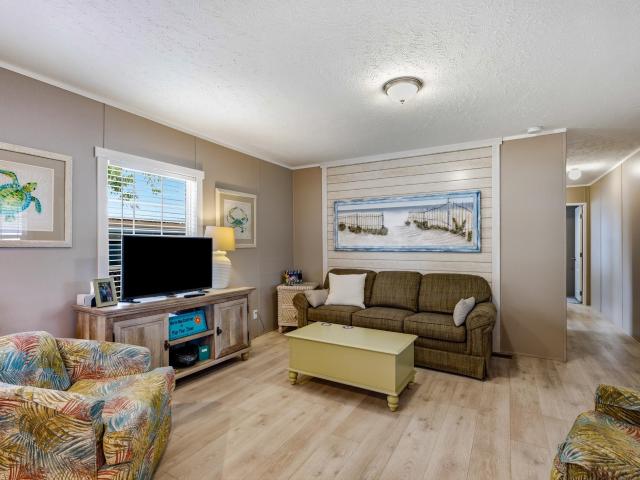 1521 Tanglewood Ave