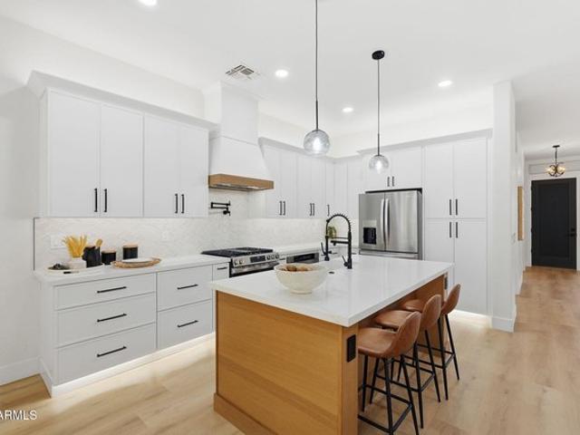 15221 S 18th Ave, Phoenix, AZ 85045