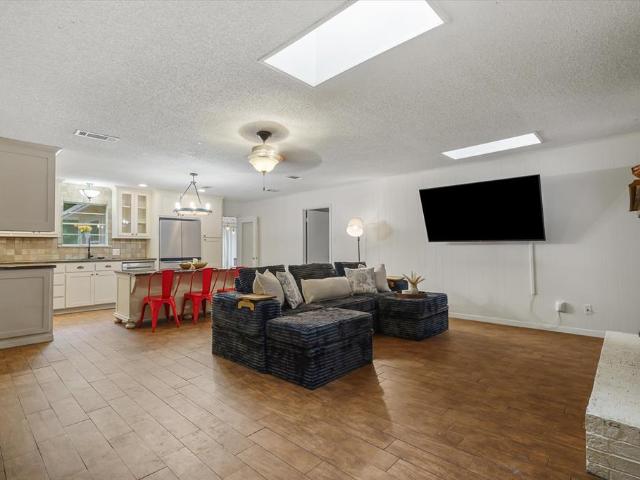 1522 Tanglewood Drive E