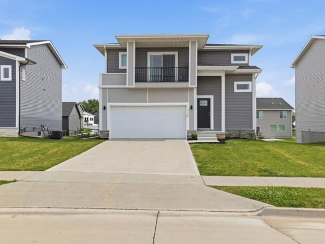 15230 Deerview Dr, Urbandale, IA 50323