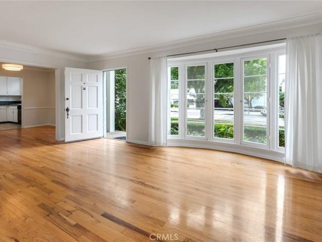 15234 Dickens St, Sherman Oaks, CA 91403