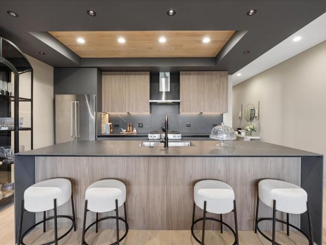 1523 N Western Avenue # 4A