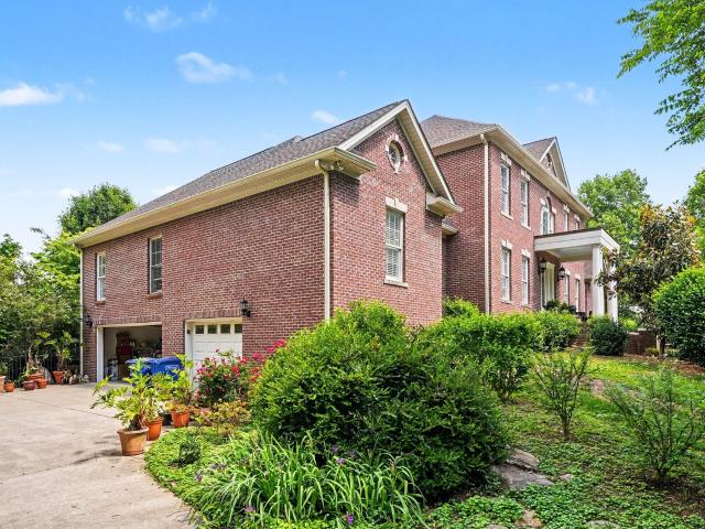 1523 North Main St