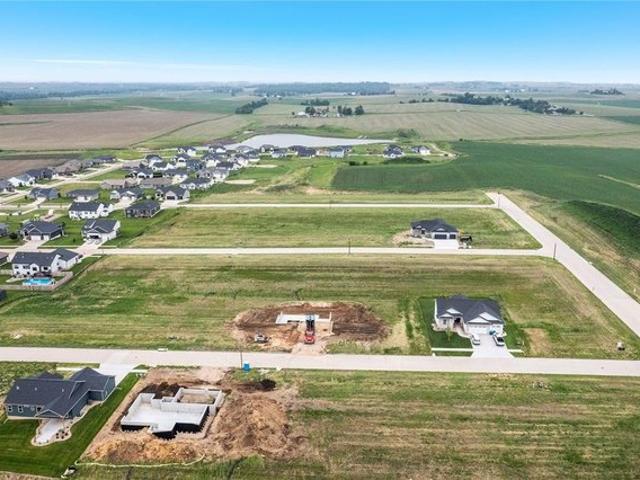 1523 Eagleview Dr, Fairfax, IA 52228