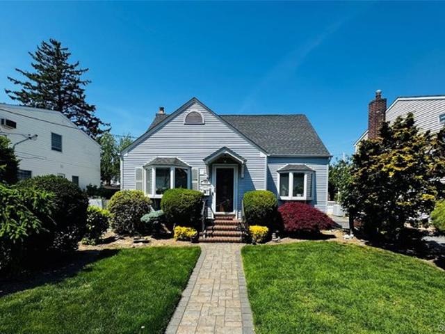 152 Collins Ave, Williston Park, NY 11596