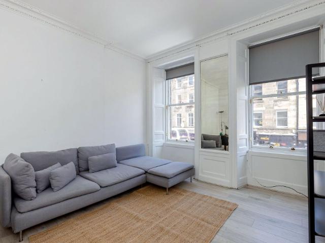 15/2 Clerk Street