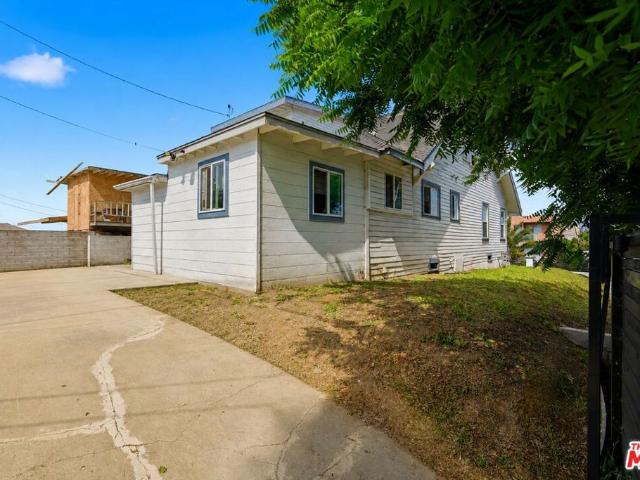 152 N Benton Way