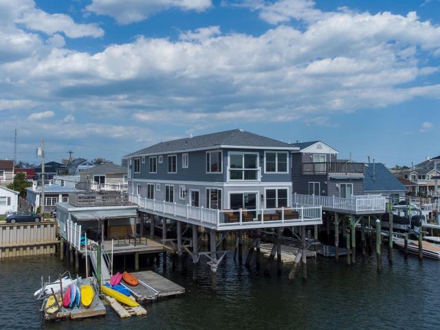 152 N Derby Ave