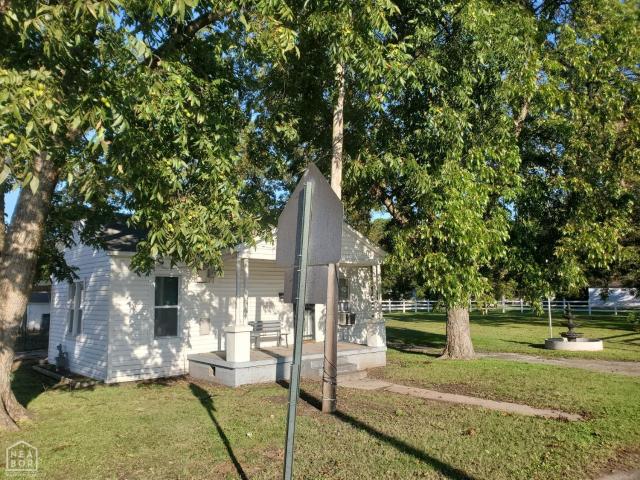 152 N Moore