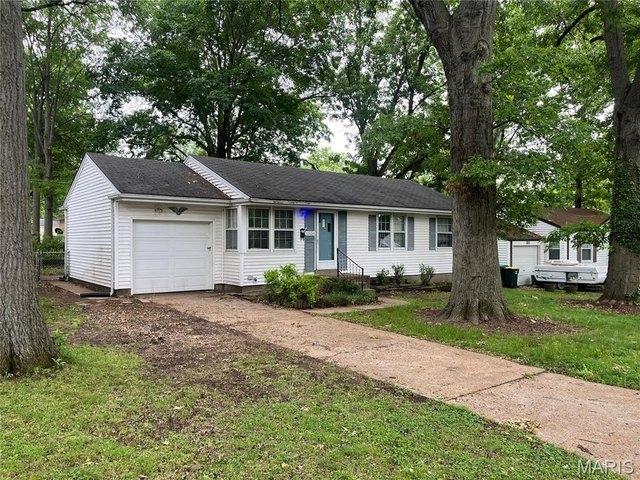 1534 Comet Dr, Saint Louis, MO 63137