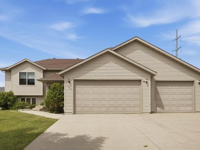 1534 Woodridge Ln, West Fargo, ND 58078