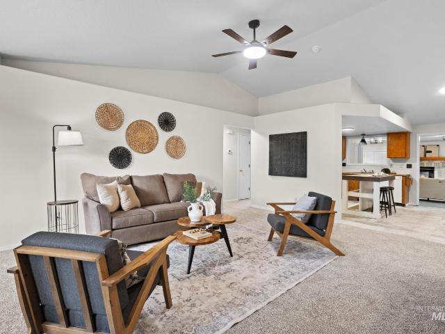 1535 E Oakridge