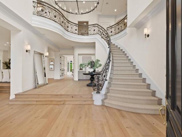 1535 Lakeview Dr, Hillsborough, CA 94010