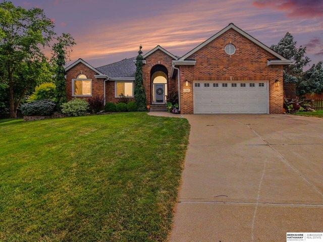 15367 Lake Cir, Omaha, NE 68116