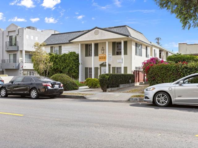 1537 Centinela Ave