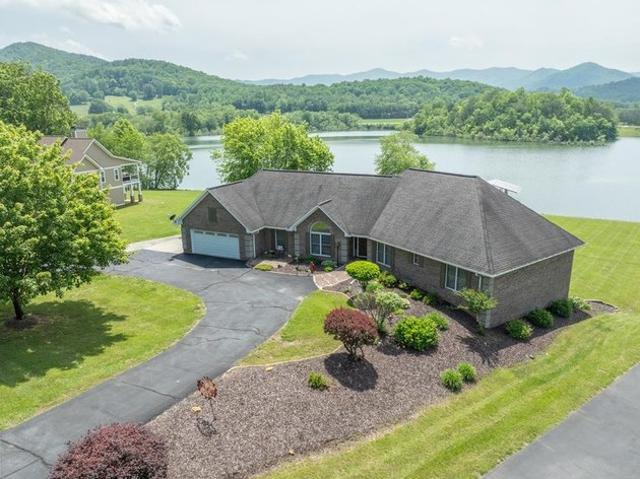 1537 Victoria Woods Dr, Hiawassee, GA 30546