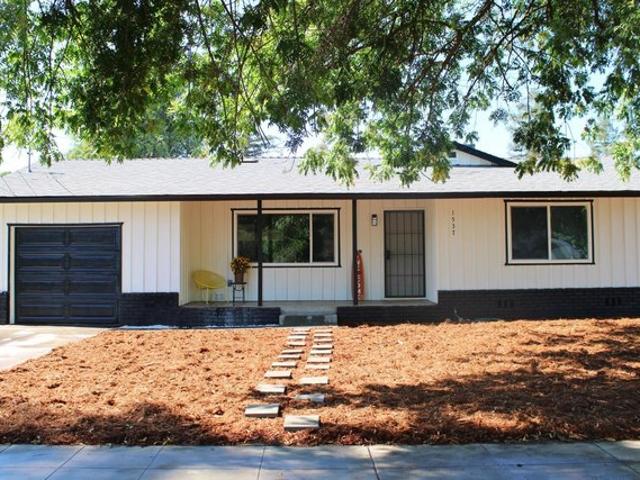 1537 W Hampton Way, Fresno, CA 93705