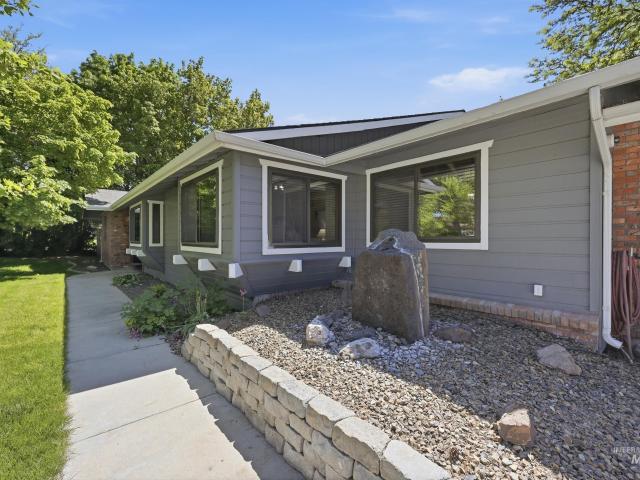 15385 Rosewood St