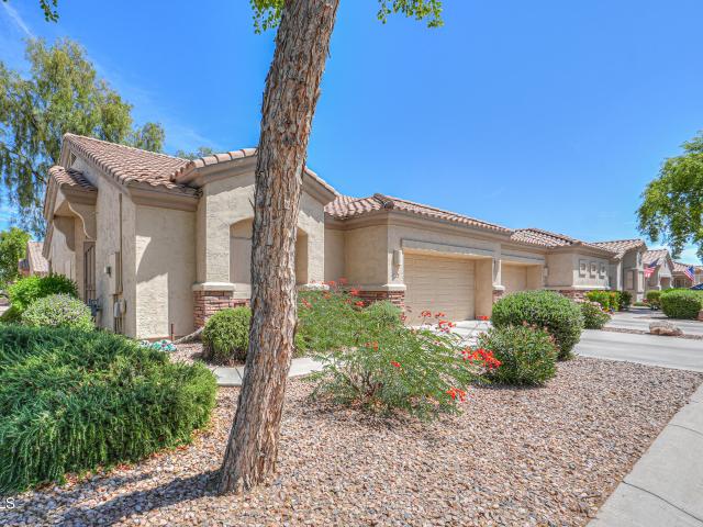 1538 E EARL Drive