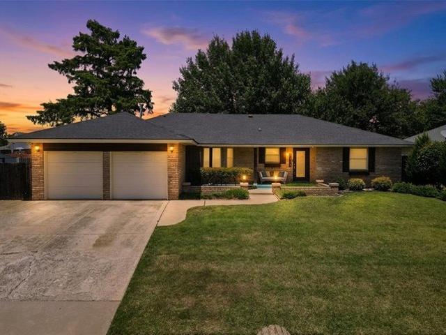 1539 Winding Creek Rd, Moore, OK 73160