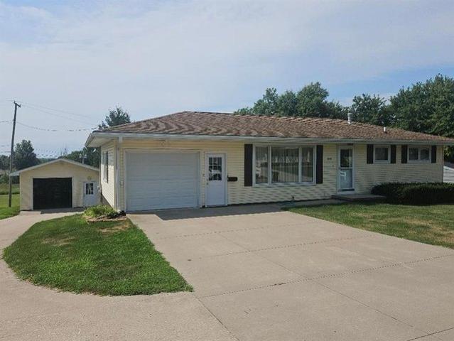 1531 Sunset Dr, Belle Plaine, IA 52208