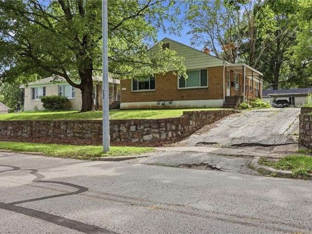 1532 S Ash Ave, Independence, MO 64052