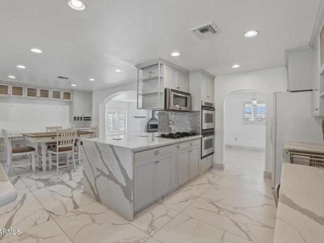 1532 W LOMA Lane