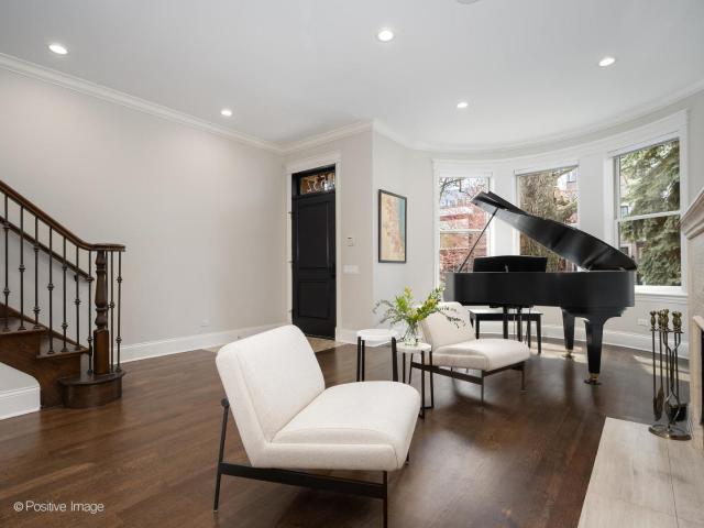 1532 W Wolfram Street