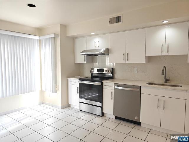 1533 John St, Fort Lee, NJ 07024 | MLS #26009 | Compass