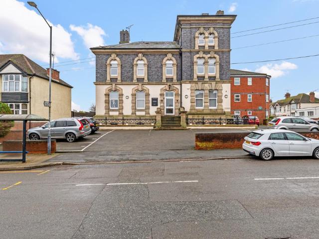 153 Cape Road, Warwick, CV34 2 bed flat to rent £1,295 pcm £299 pw