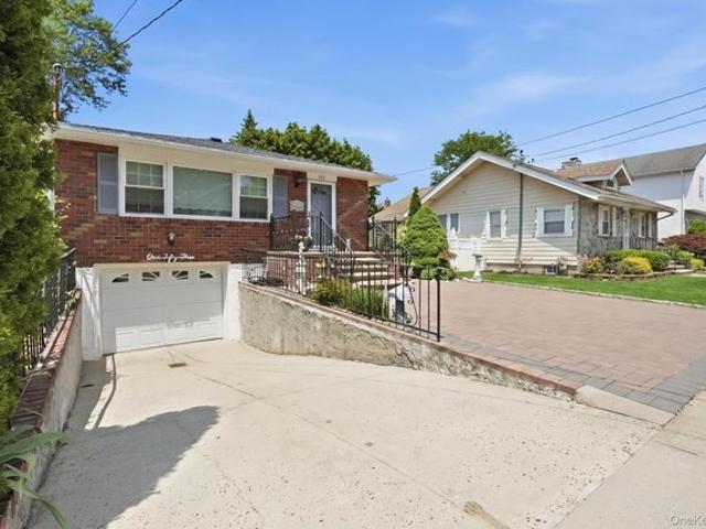 153 Davison Ave, Lynbrook, NY 11563