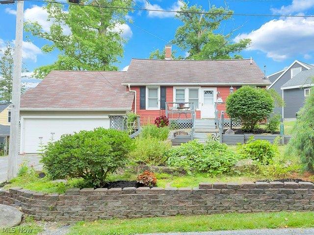 15472 Lakeshore Dr, Burton, OH 44021