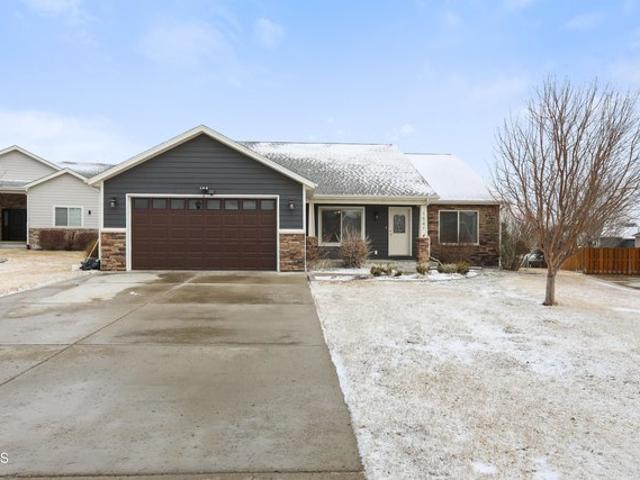 1547 Creekside Dr W, Williston, ND 58801