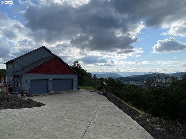 1548 NE Rocky Ridge Dr, Roseburg, OR 97470