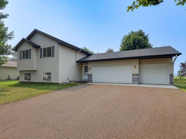 1548 Cedar Dr SE, Cambridge, MN 55008