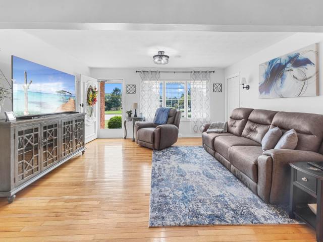 1548 Gregory Lane
