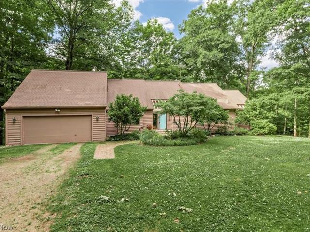 15490 Riddle Rd, Chagrin Falls, OH 44022